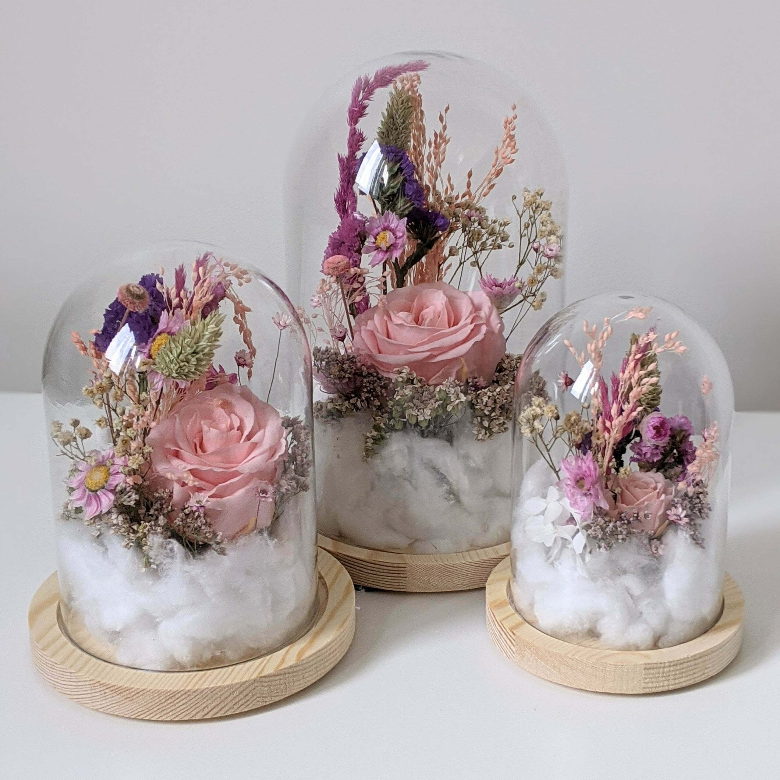 Cloche en verre et fleurs éternelles pour une décoration d'intérieur ...