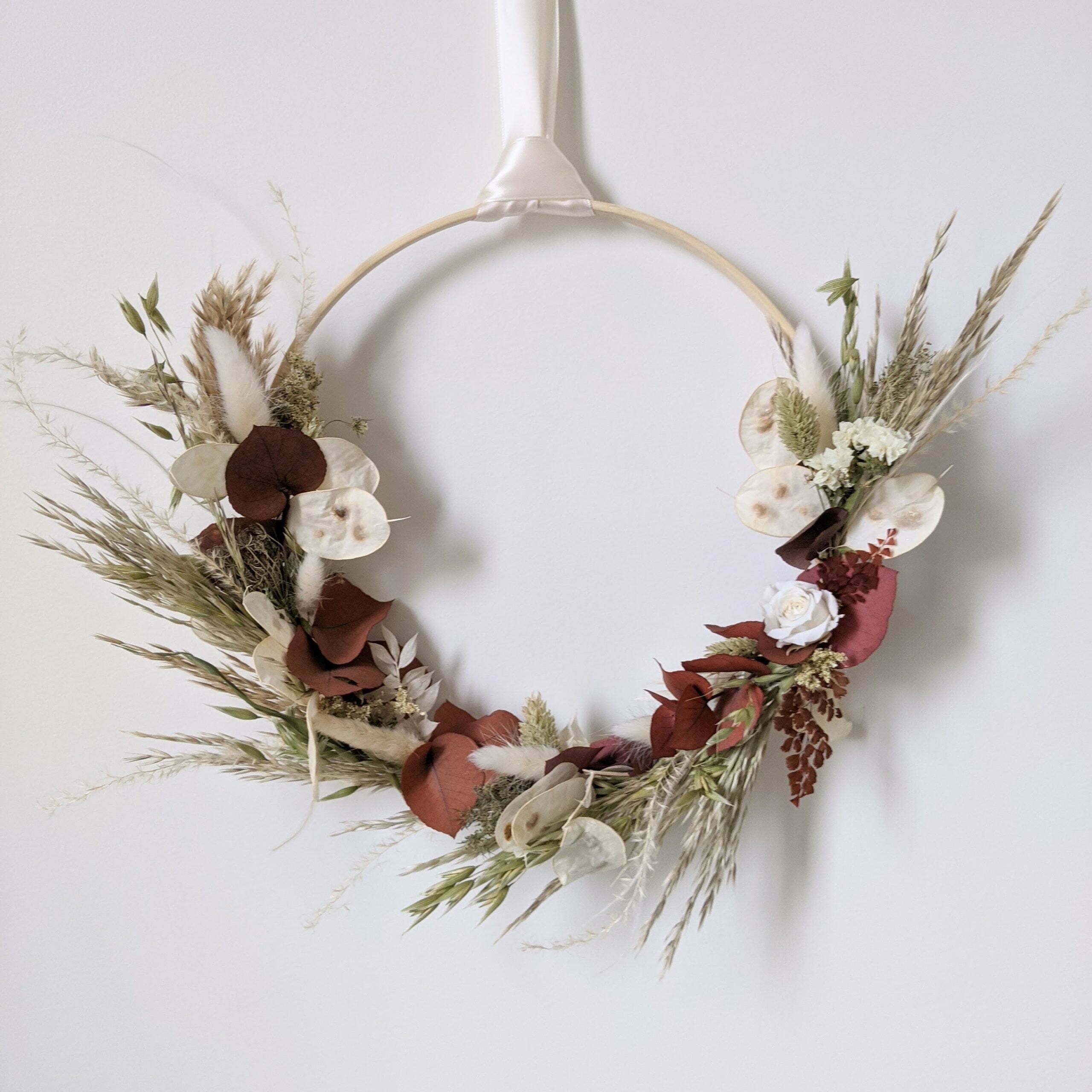 Couronne murale de fleurs séchées & fleurs stabilisées, Jade - Flora Paris Couronne murale de fleurs séchées & fleurs stabilisées, Jade - Flora Paris