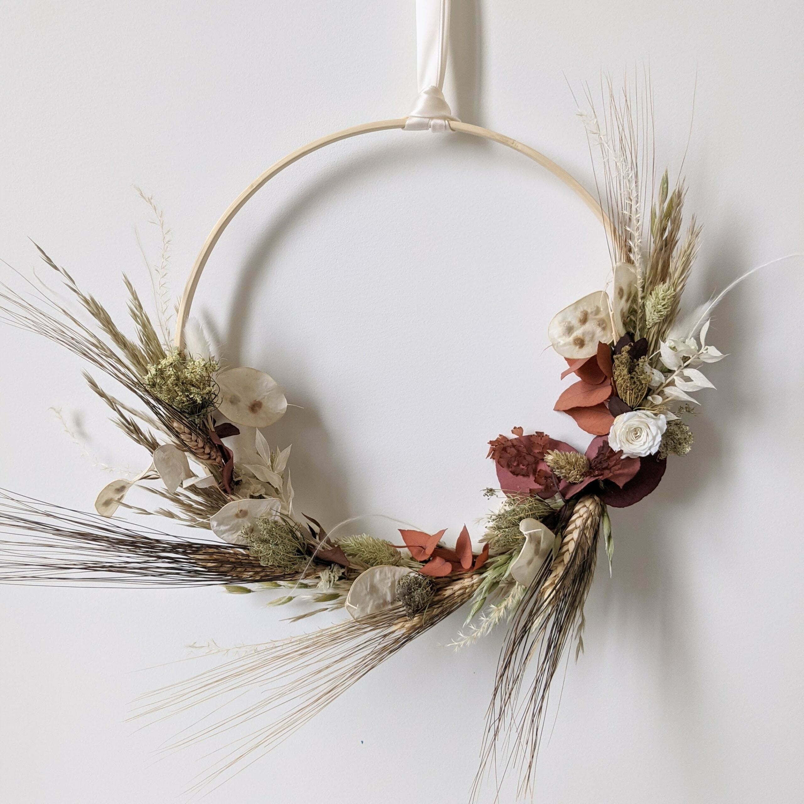 Couronne murale de fleurs séchées & fleurs stabilisées, Jade - Flora Paris Couronne murale de fleurs séchées & fleurs stabilisées, Jade - Flora Paris