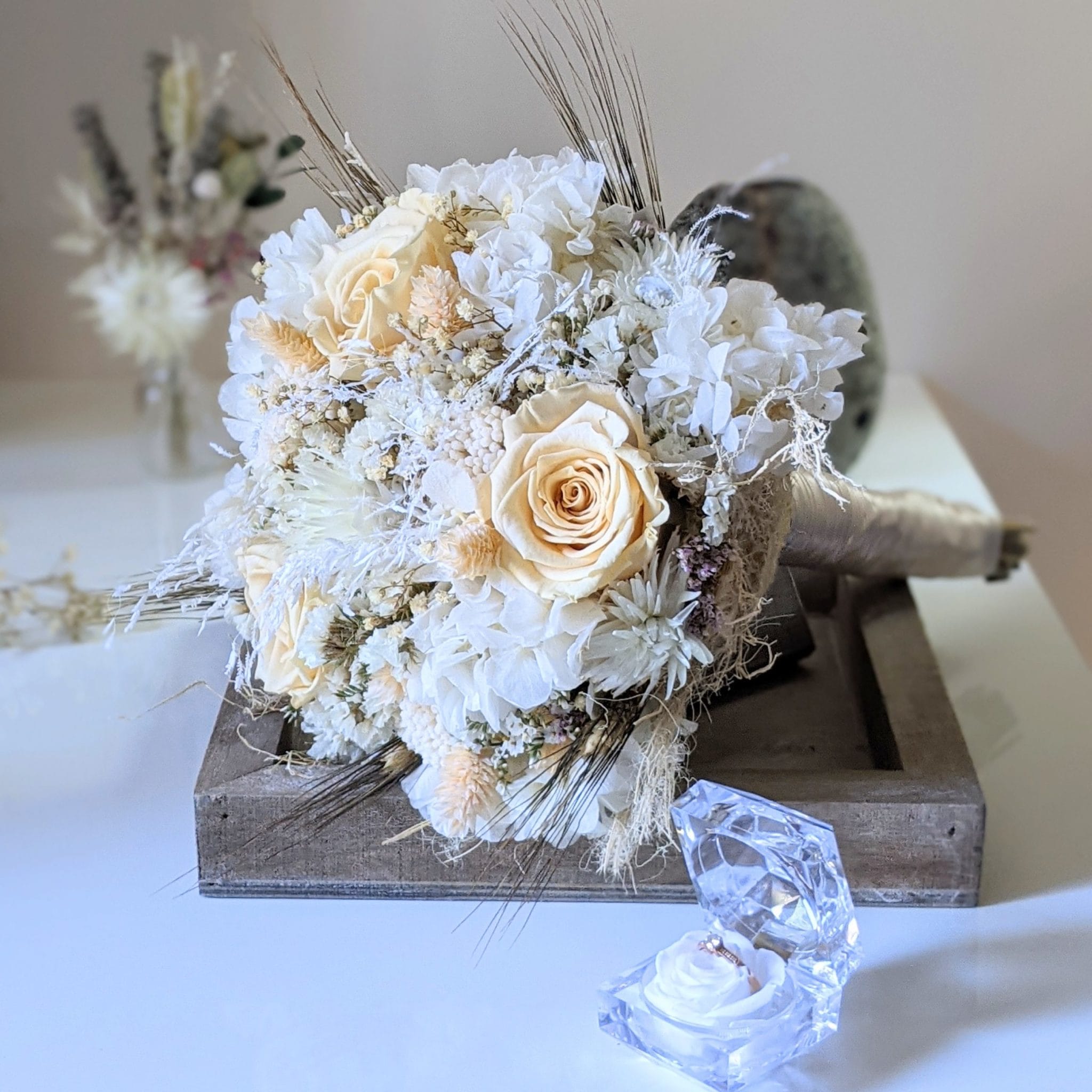 Bouquet de mariée avec roses éternelles et fleurs séchées dans les tons ...