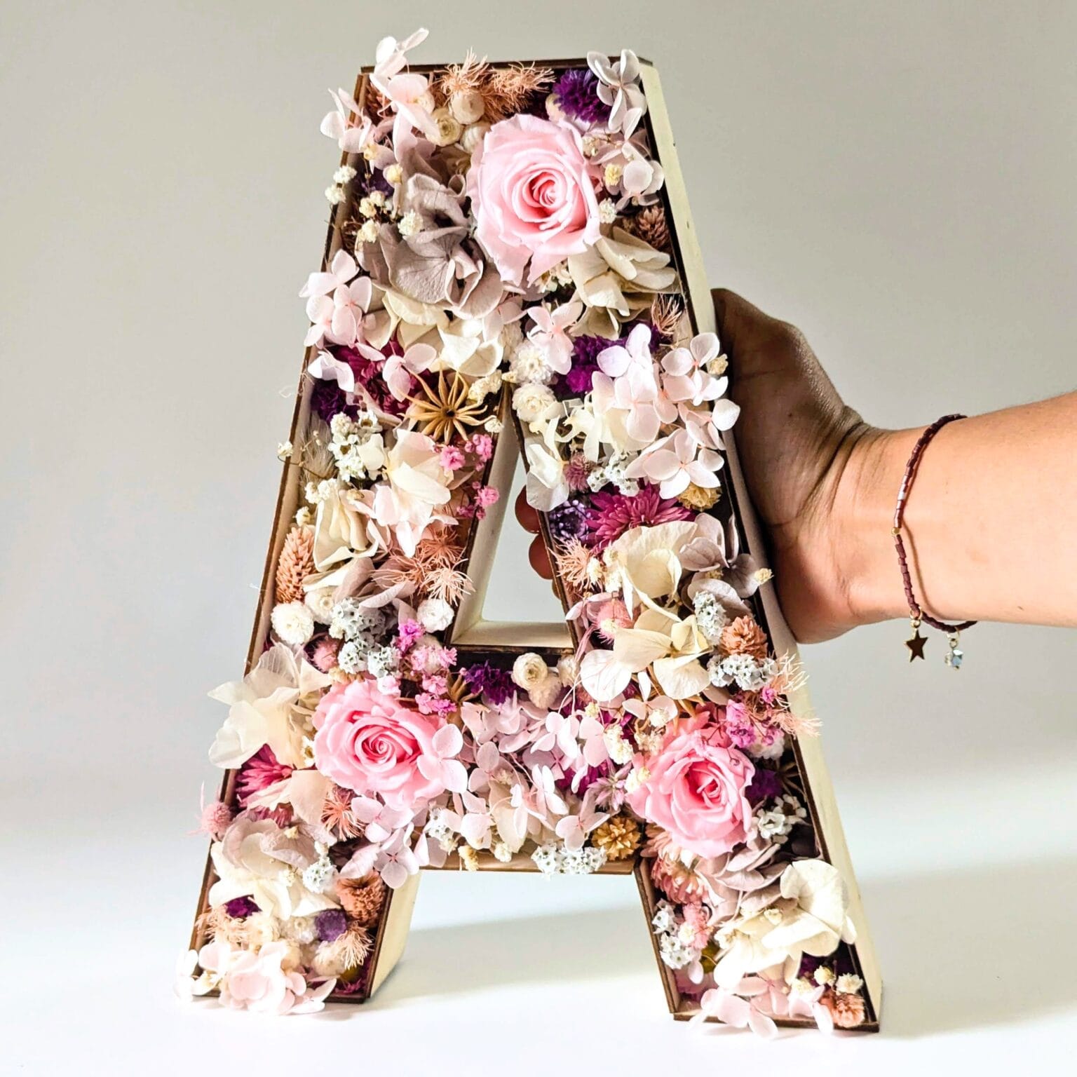 Lettre initiale personnalisable fleurie en fleurs stabilisées, cadeau ...